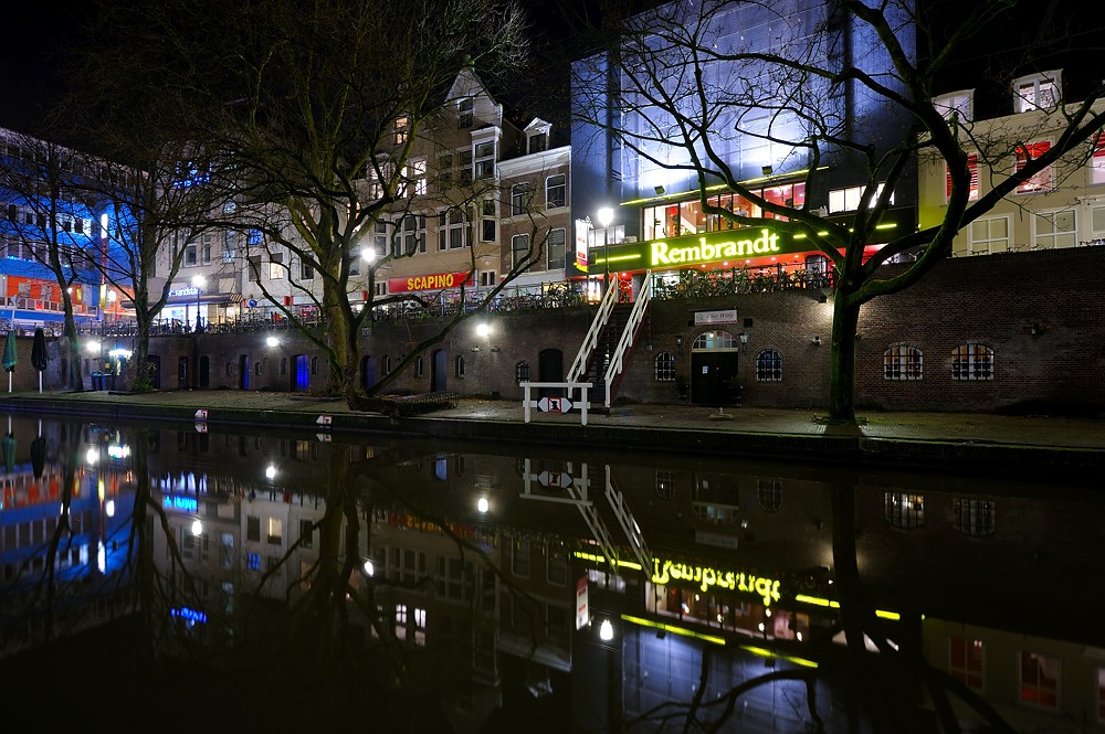 Donker Utrecht - Oudegracht tussen Viebrug en Jacobibrug met Rembrandt ...