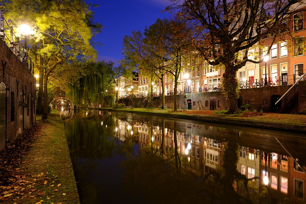 Donker Utrecht - Oudegracht tussen Geertebrug en Smeebrug Donker Utrecht - Oudegracht tussen Geertebrug en Smeebrug