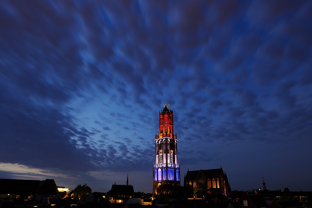 Donker Utrecht - Binnenstad met rood-wit-blauwe Domtoren tijdens ...