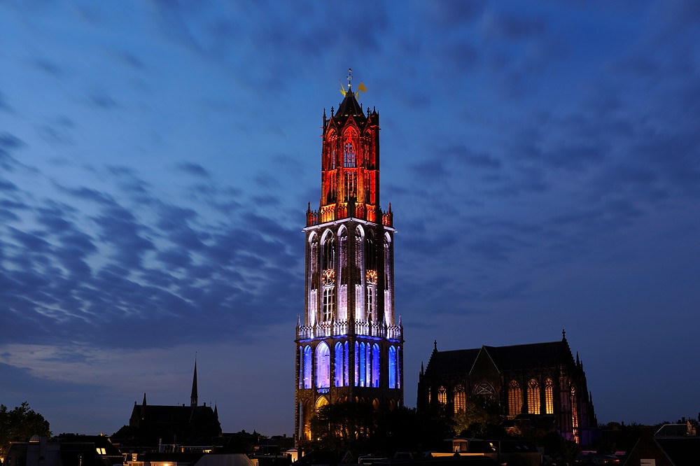 Donker Utrecht - Stadsgezicht met rood-wit-blauwe Domtoren tijdens ...