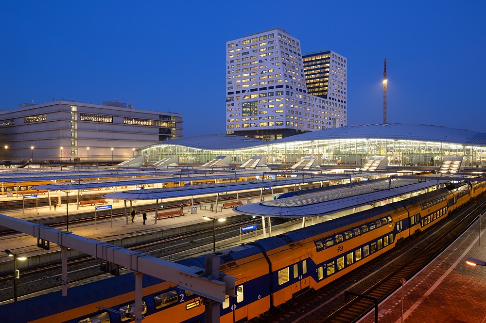 Donker Utrecht - Station Utrecht Centraal en stadskantoor